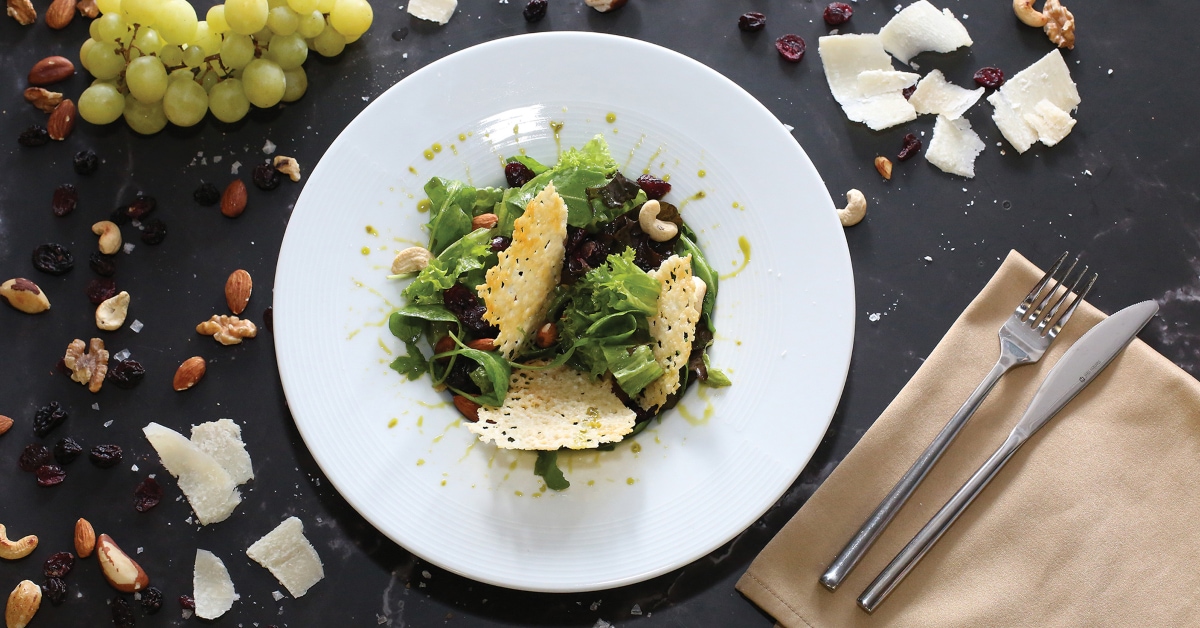 Италианска салата с ядки, малинов дресинг и пармезанов чипс