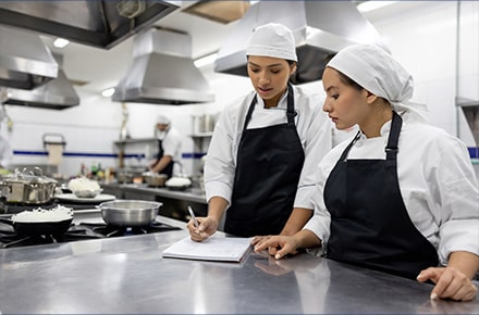 Les formations pour se lancer dans la restauration