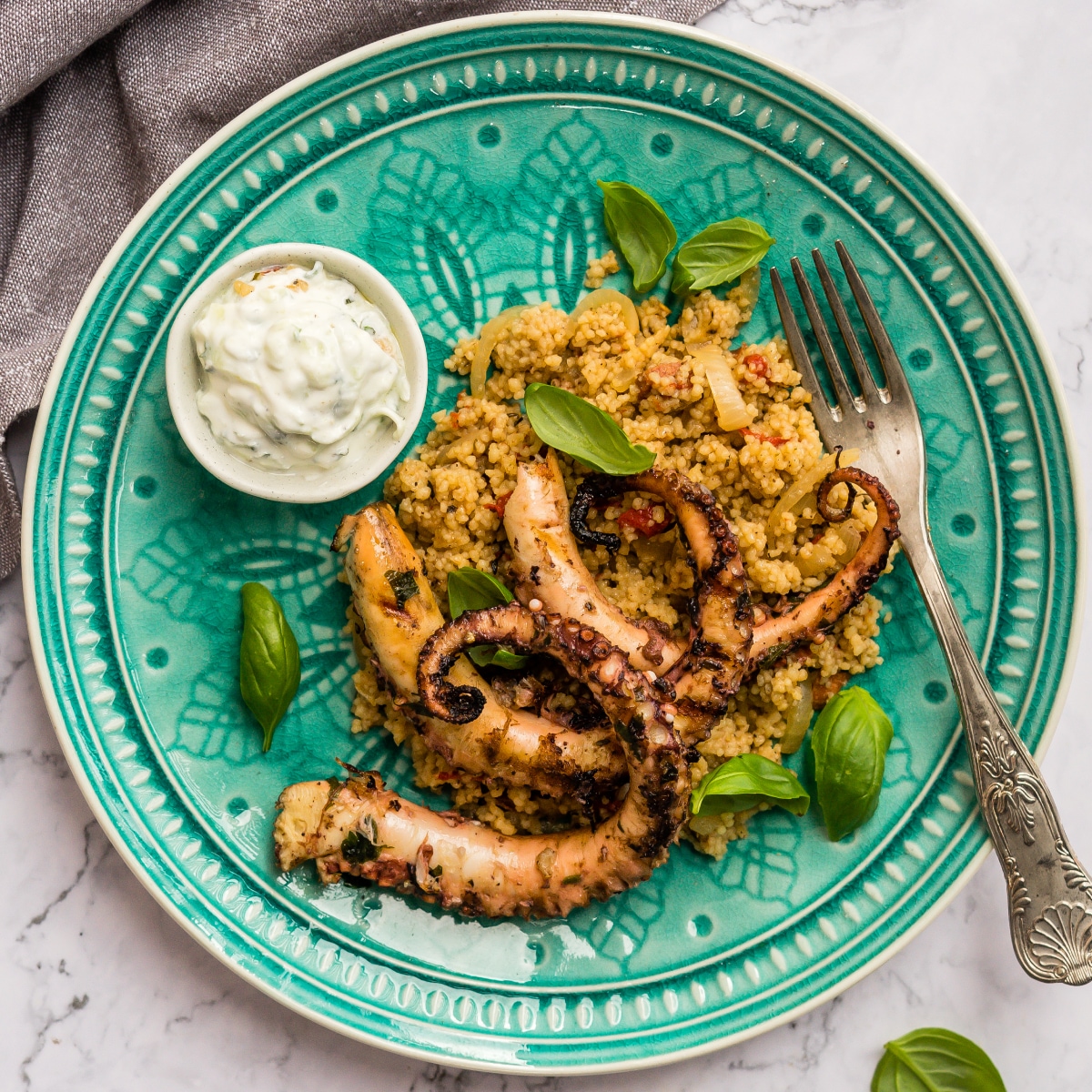 Grilana hobotnica s kus kusom