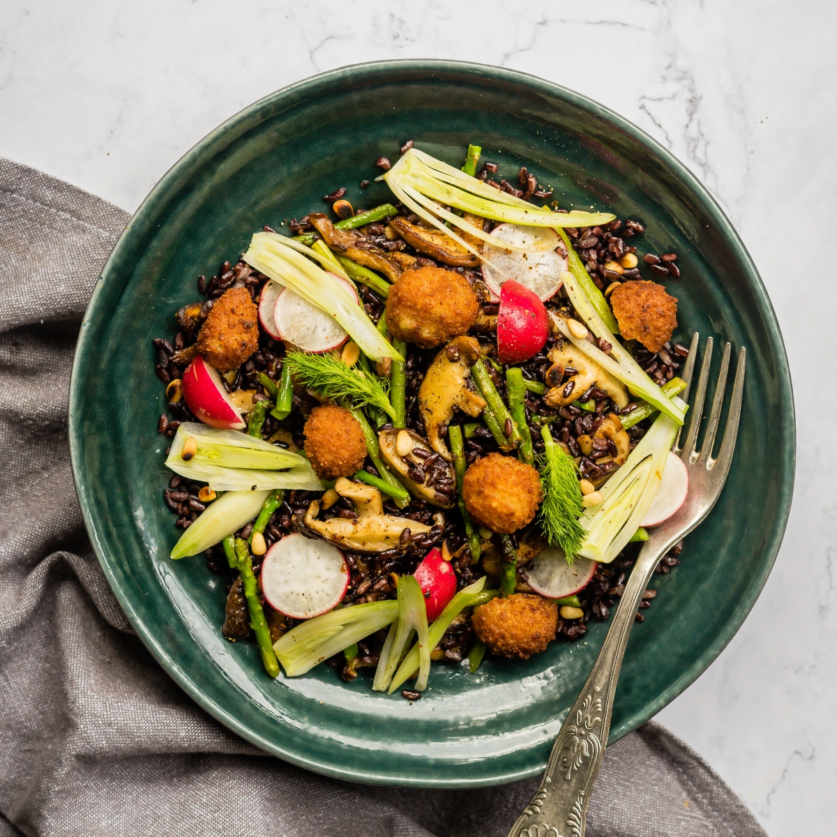 Salata s crnom rizom i gljivama